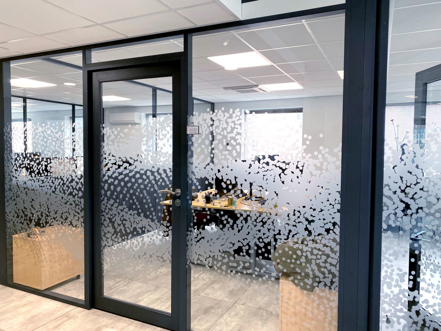Décor de vitre de bureaux dans un univers high tech - zeste de créa 2020